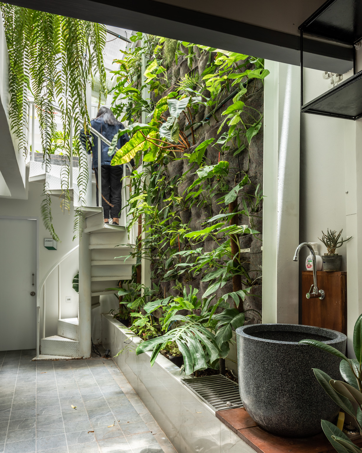 ROOMPINI Hostel ที่พักสุดมินิมอลที่ซ่อนเสน่ห์ของโครงเหล็กไว้ภายใต้ธรรมชาติและงานศิลปะ - SIAM ...